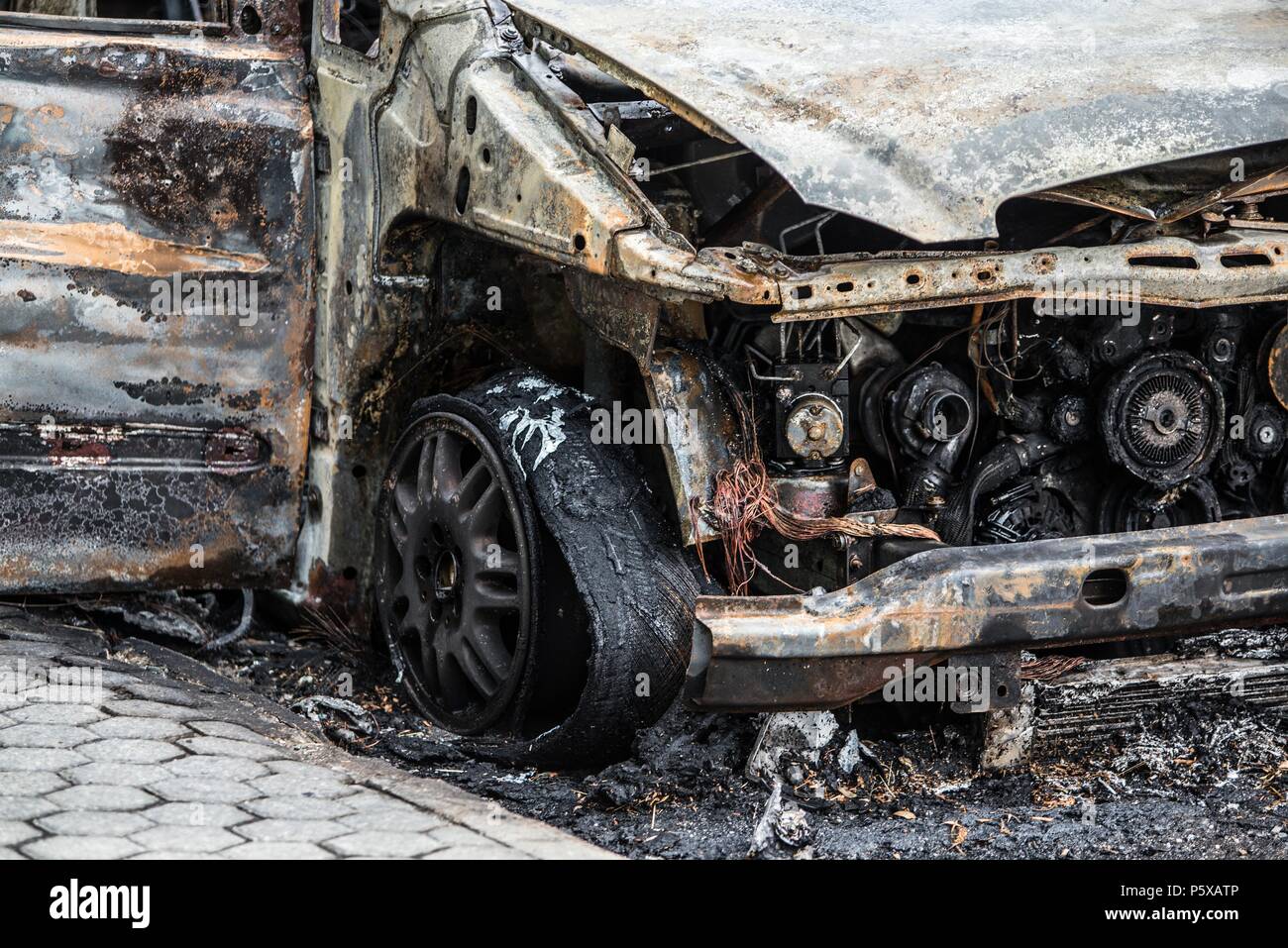 Burnt car on road. Car accident Stock Photo - Alamy