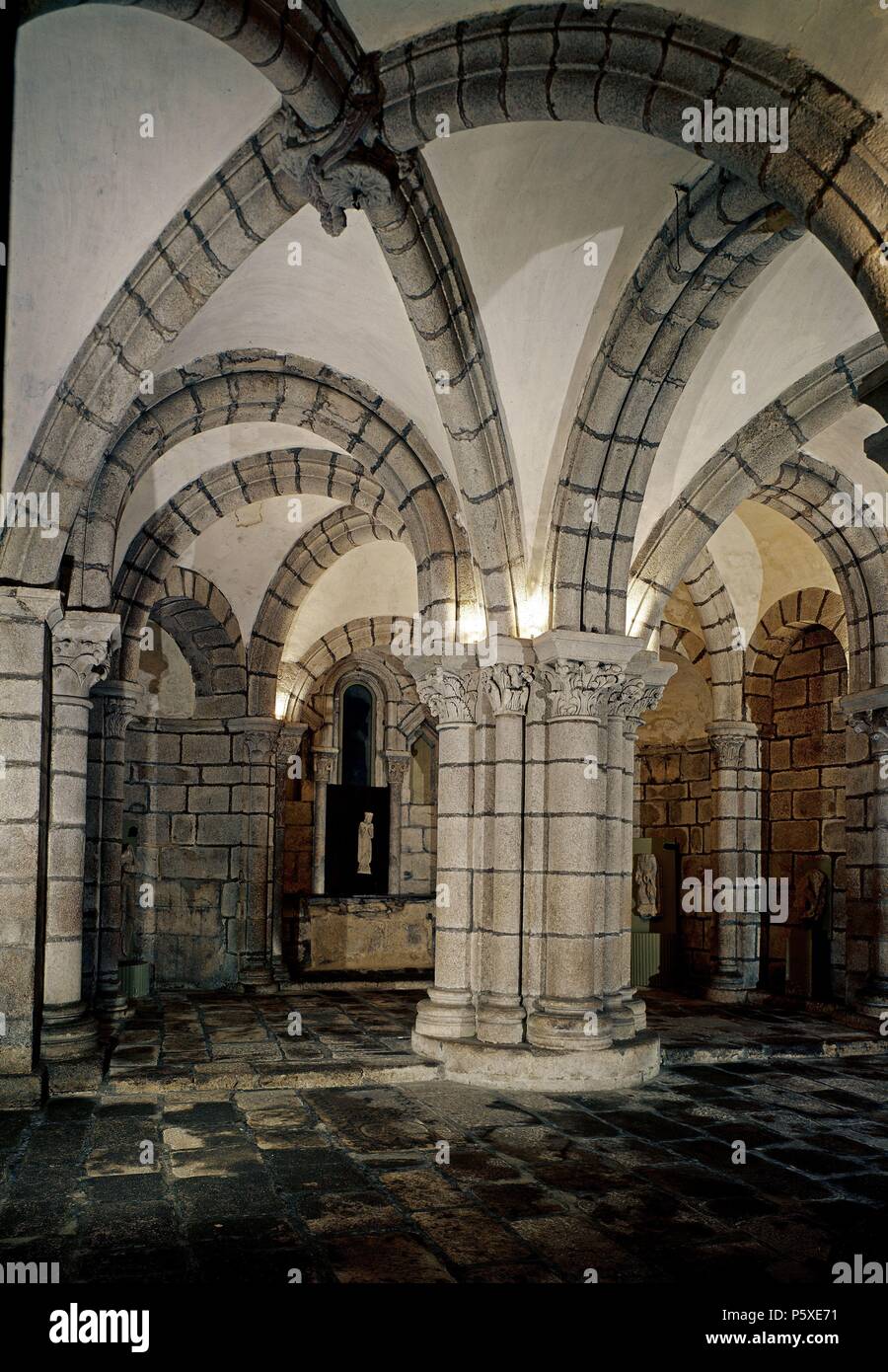 CRIPTA ROMANICA DE LA CATEDRAL DE SANTIAGO DE COMPOSTELA - SIGLO XII ...
