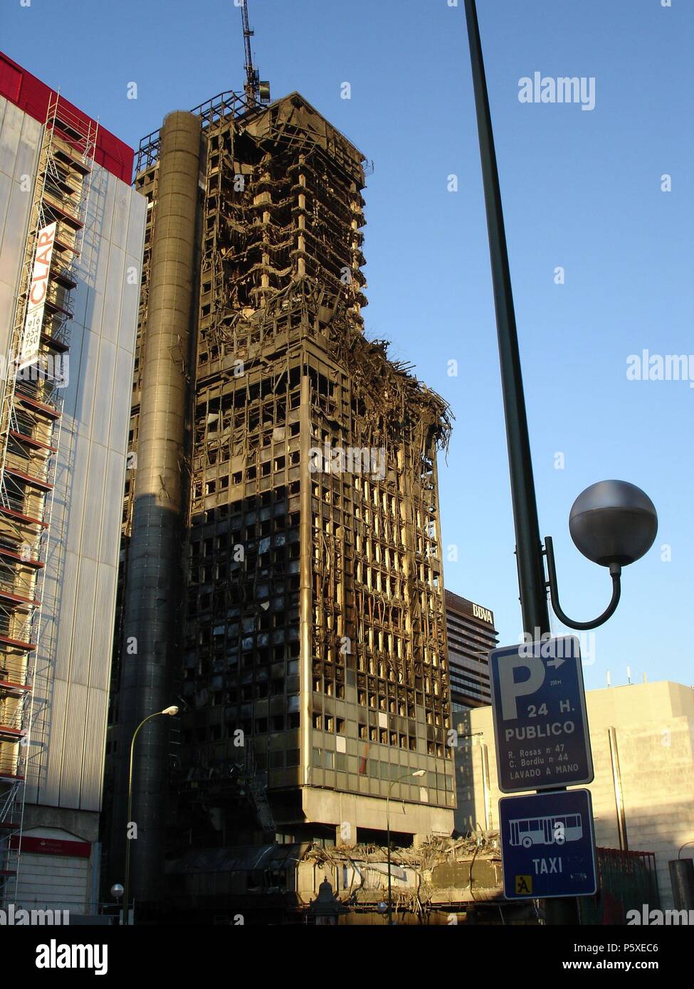 EDIFICIO WINDSOR DESPUES DE ARDER EL 13 DE FEBRERO DEL 2005. Author ...