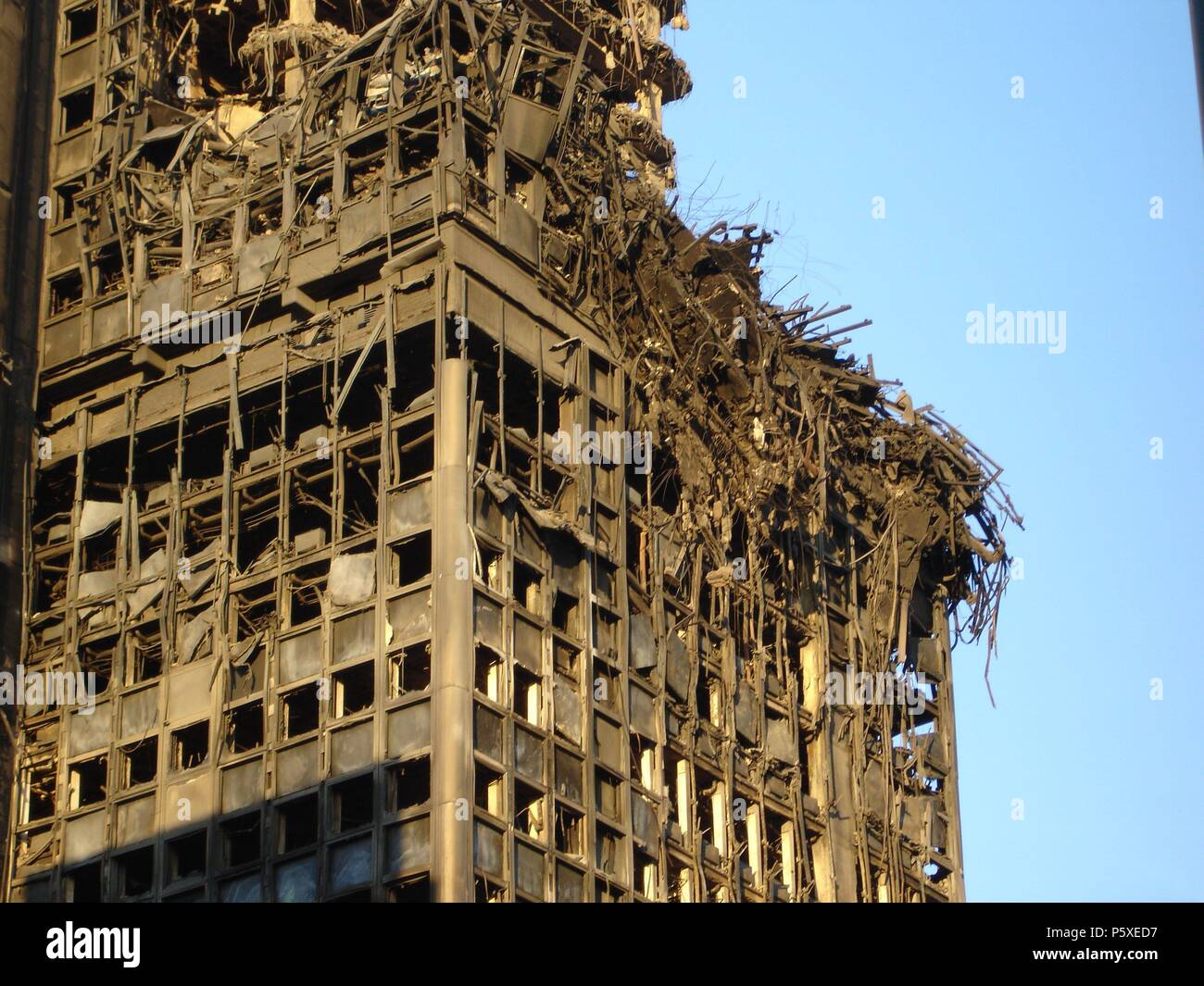EDIFICIO WINDSOR DESPUES DE ARDER EL 13 DE FEBRERO DEL 2005. Author ...