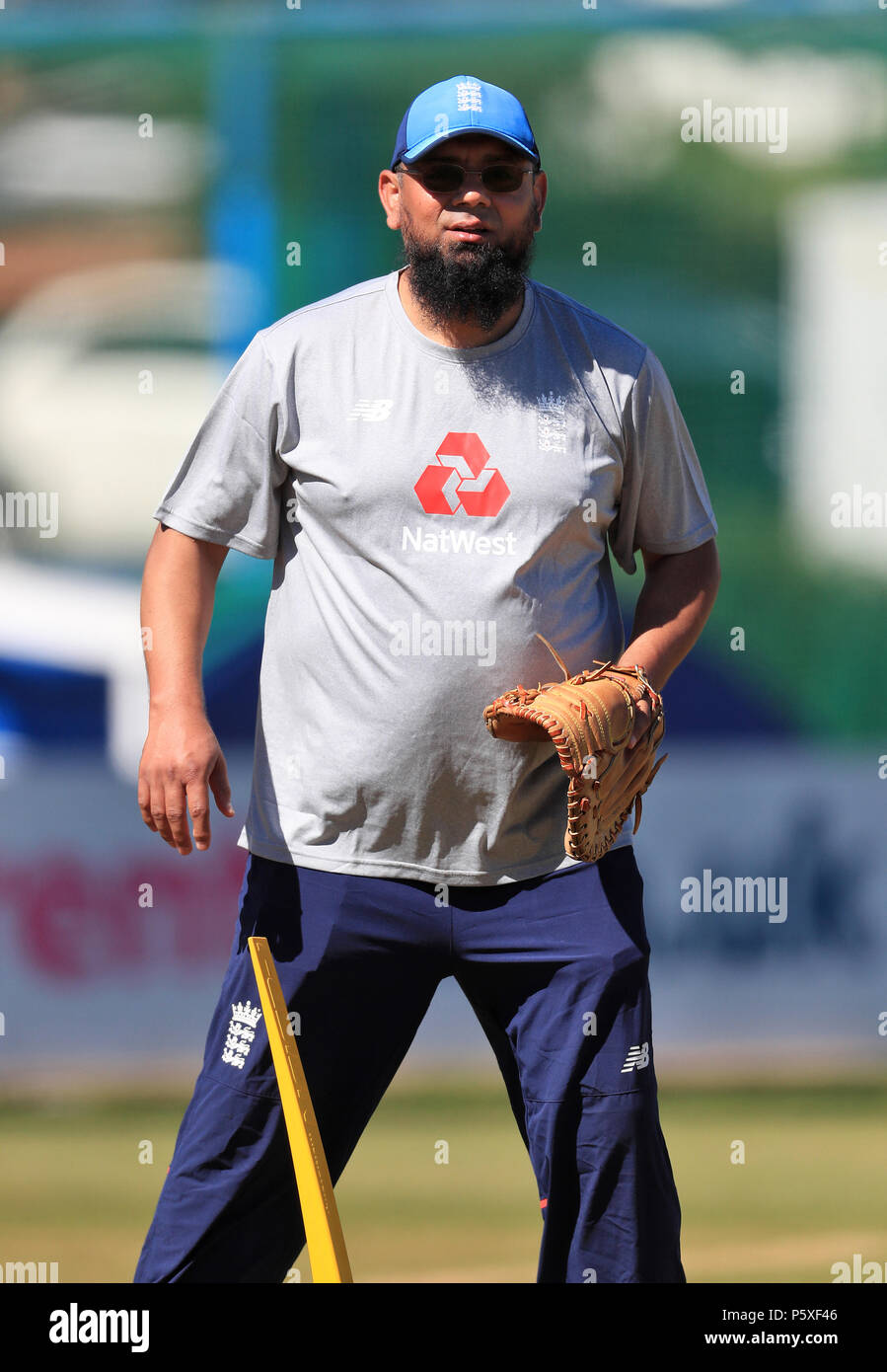 Bowling mushtaq hi-res stock photography and images - Alamy