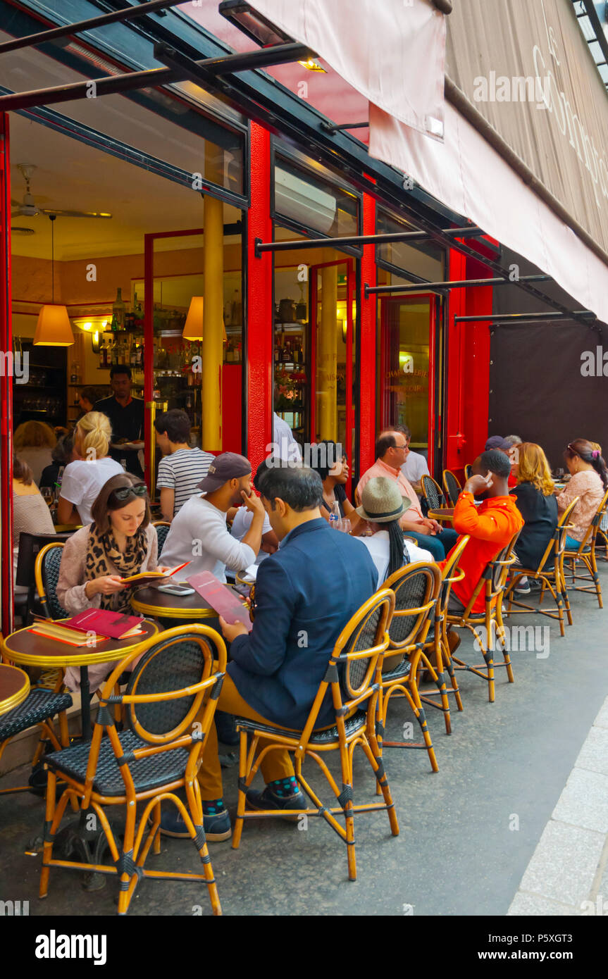 Le comptoir paris hi-res stock photography and images - Alamy