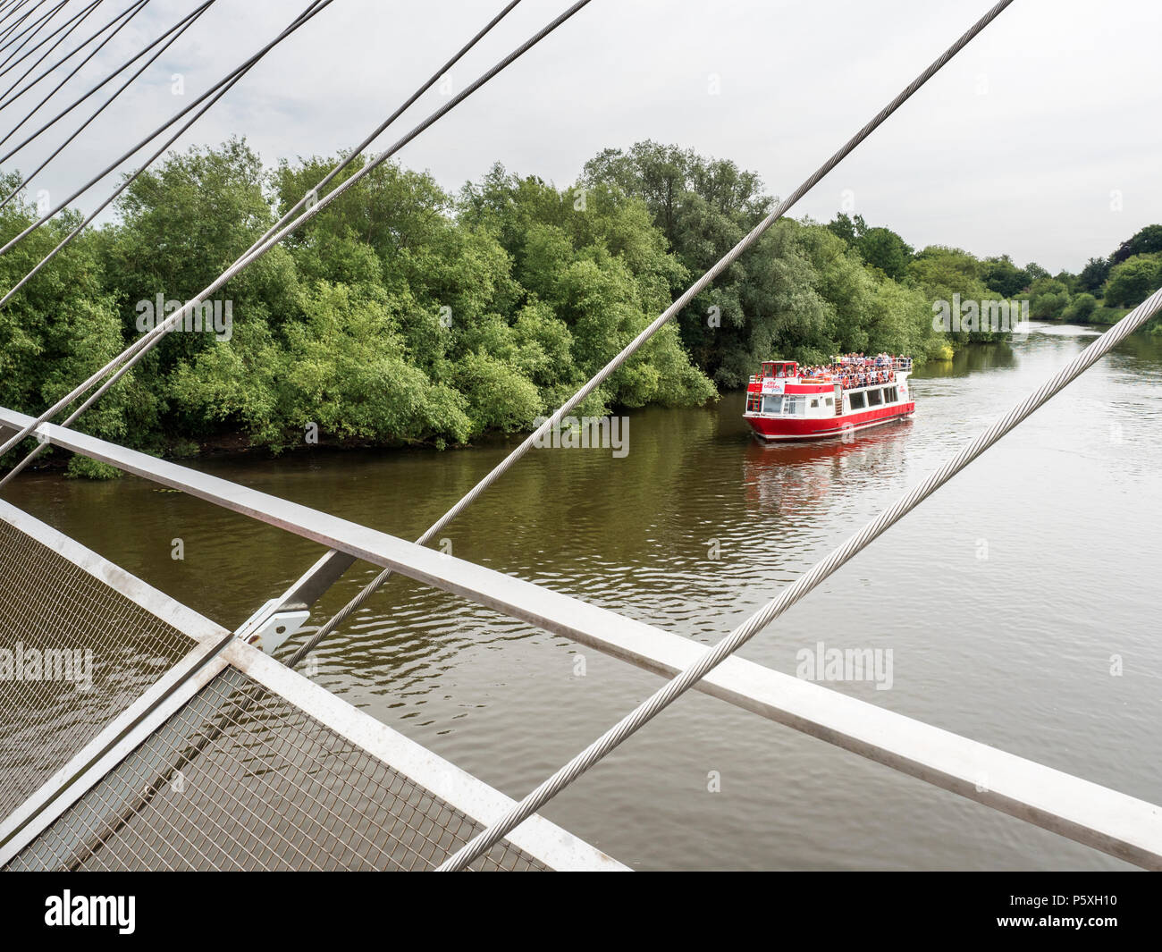 York millennium bridge river cruise hi-res stock photography and images ...
