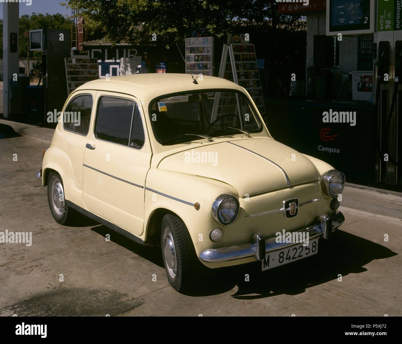 SEAT 600 E - COCHE DE LOS AÑOS 70 Stock Photo - Alamy