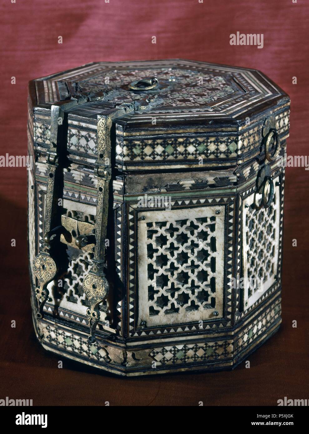 ARQUETA ARABE OCTOGONAL DE TARACEA Y PLACAS DE HUESO CALADAS Y ENGARCES ...