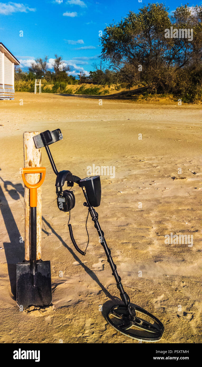 metal detector and spade ready to work Stock Photo - Alamy