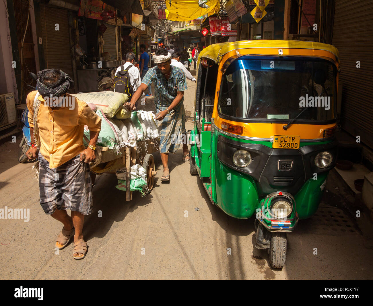 Bazar old delhi hi-res stock photography and images - Alamy