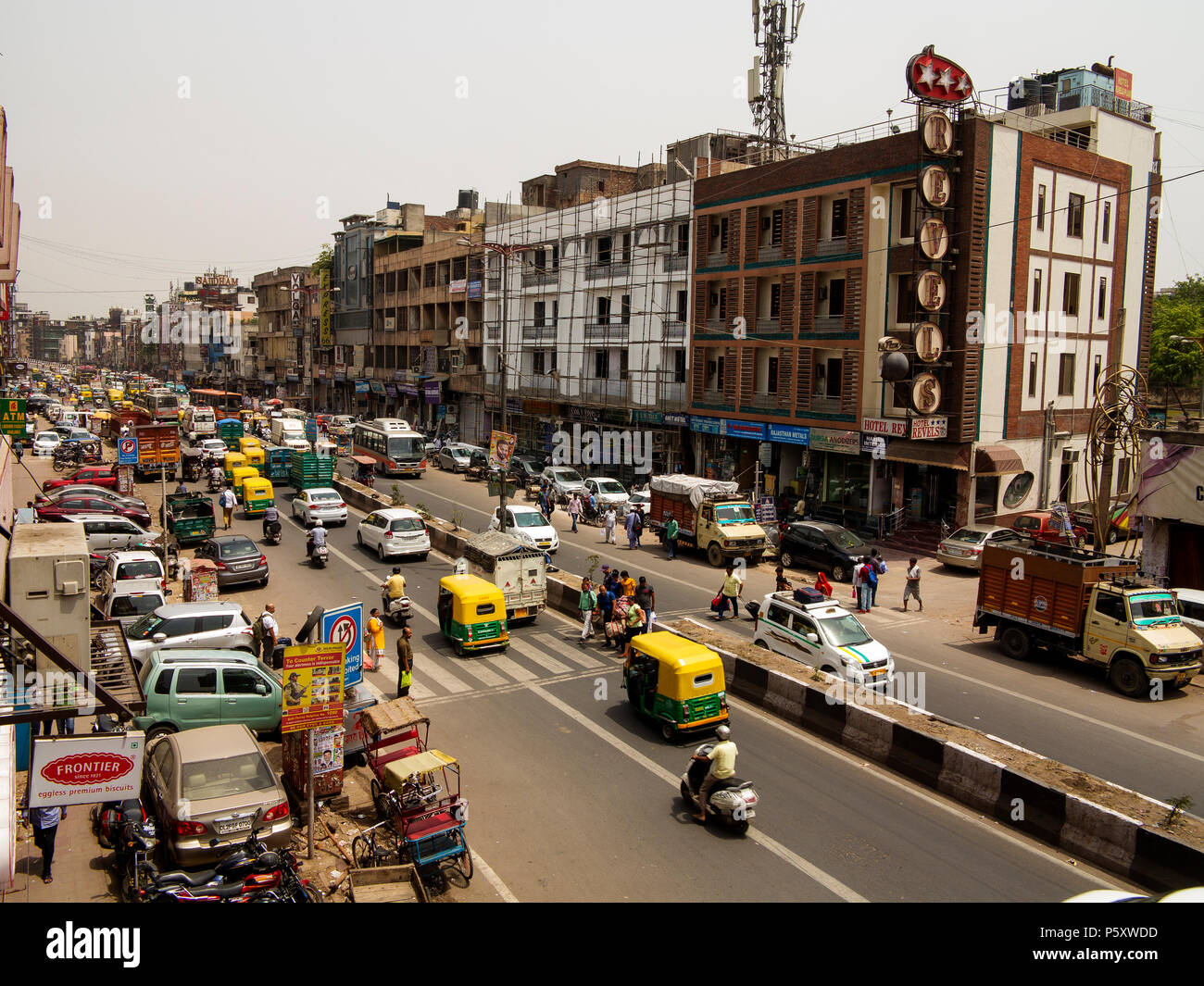 Indian building and road hi-res stock photography and images - Alamy