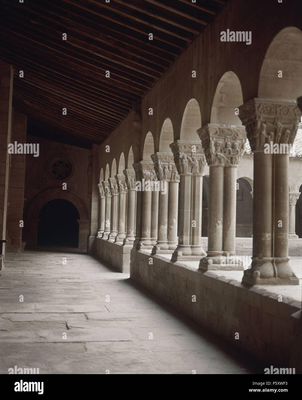 CLAUSTRO ROMANICO DEL MONASTERIO DE SAN PEDRO EL VIEJO - SIGLO XII ...