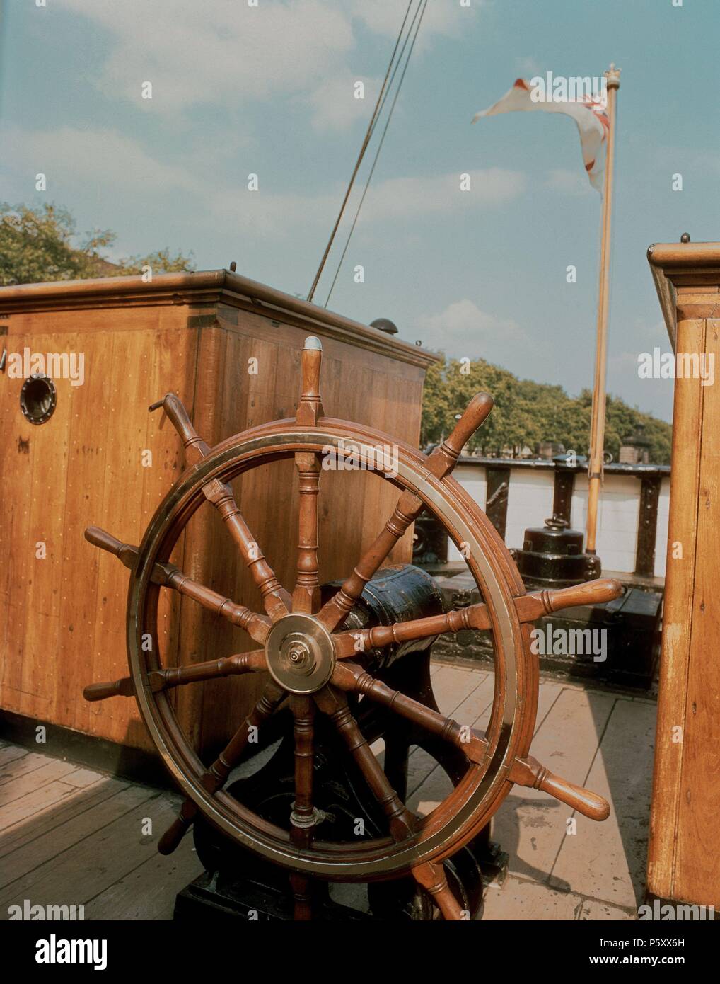 *RUEDA DE TIMON EN UN BARCO Stock Photo - Alamy