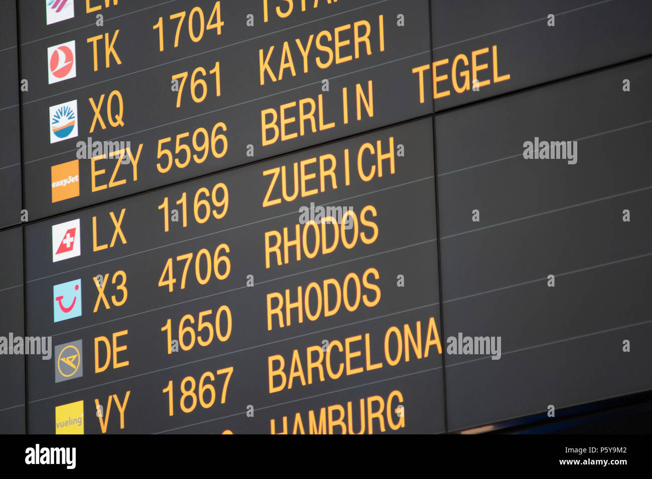 Airport information board india hi-res stock photography and images - Alamy