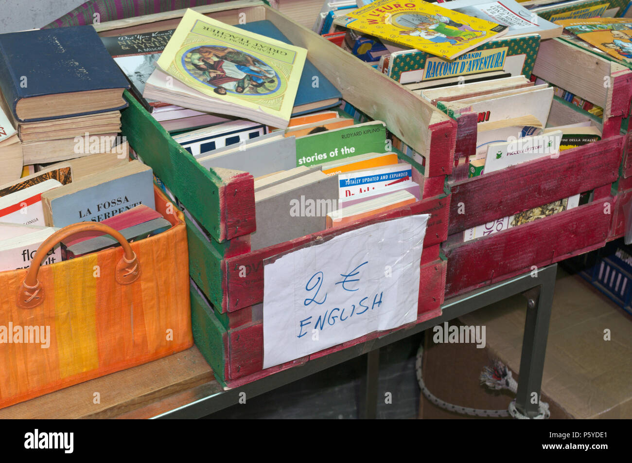 Second hand book stall hi-res stock photography and images - Alamy