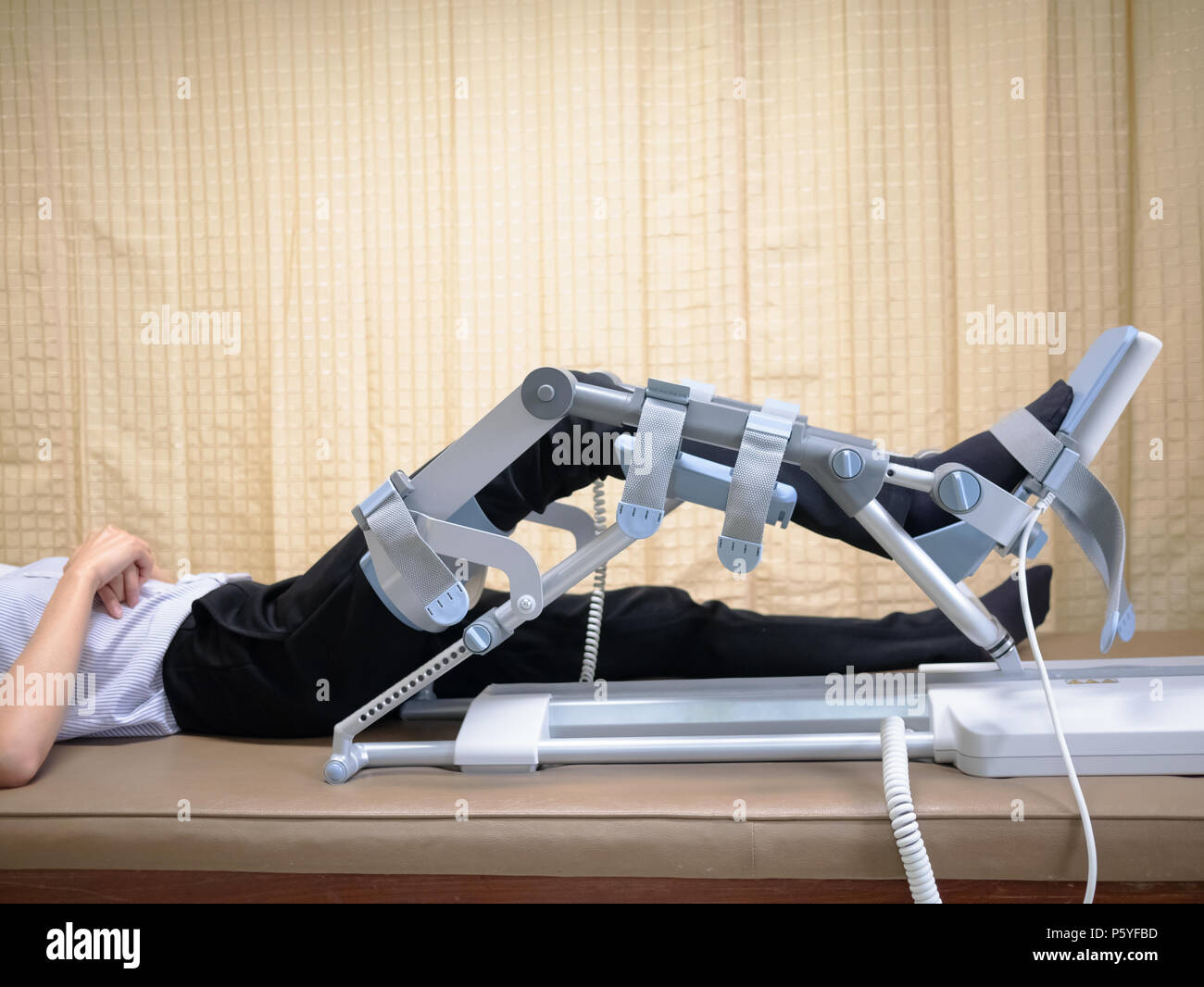 Knee CPM Device Rehabilitation After Knee Surgery Stock Photo Alamy