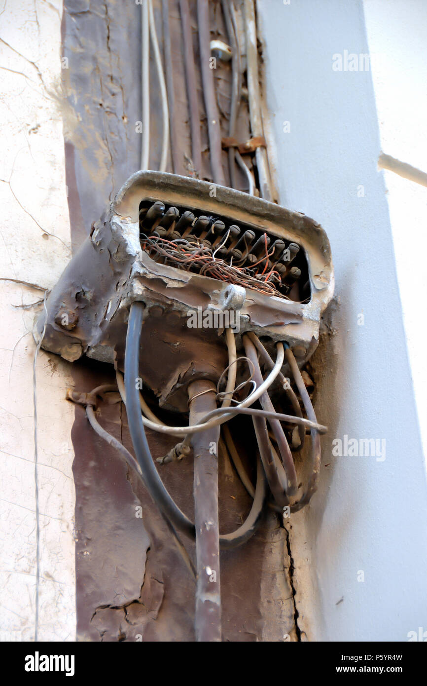 Wires electrical broken connection hi-res stock photography and images ...