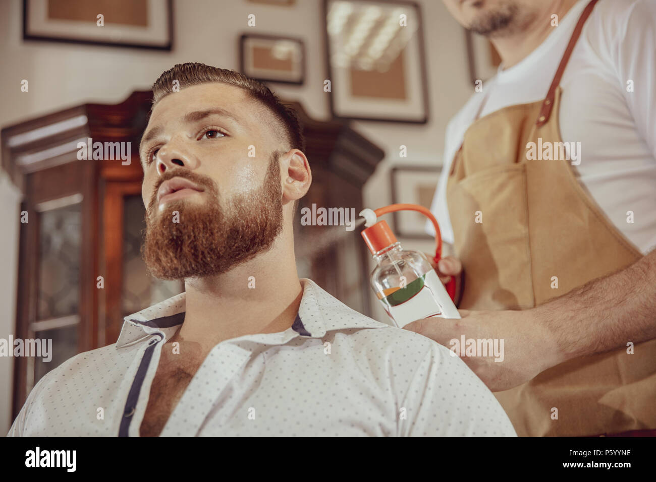 Barber shaving man in barbershop hi-res stock photography and images ...