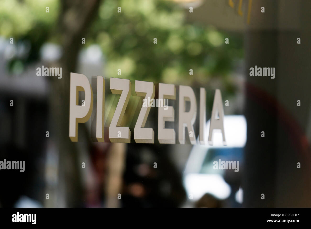 Pizzeria shop window sign in Italy. Pizza Shop Stock Photo - Alamy