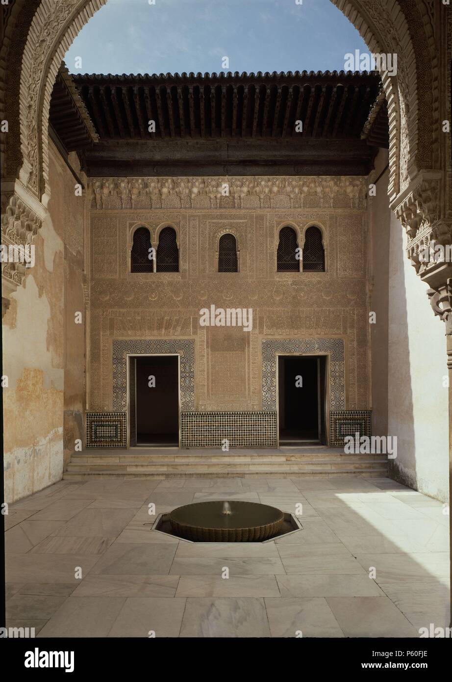 PALACIO DE COMARES - PATIO DEL CUARTO DORADO - SIGLO XIV. Location ...