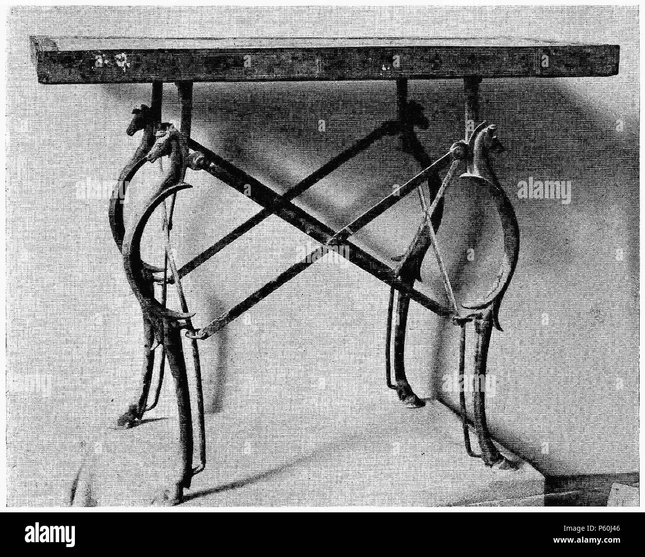 403 D459-table romaine en bronze.-L2-Ch10 Stock Photo - Alamy