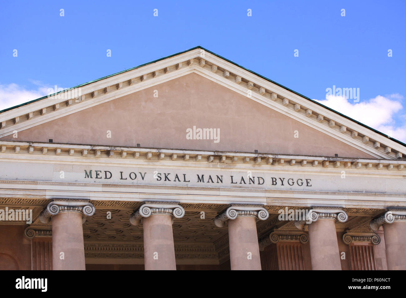 Supreme Court Building Illustration Stock Photos & Supreme Court ...