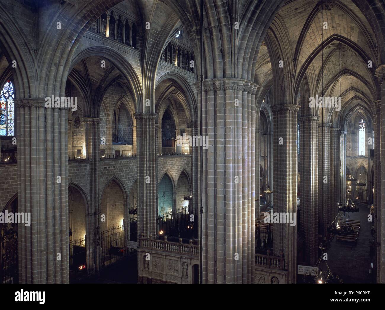 Interior Gotico BRAZO DEL CRUCERO DE LA CATEDRAL DE BARCELONA GOTICO
