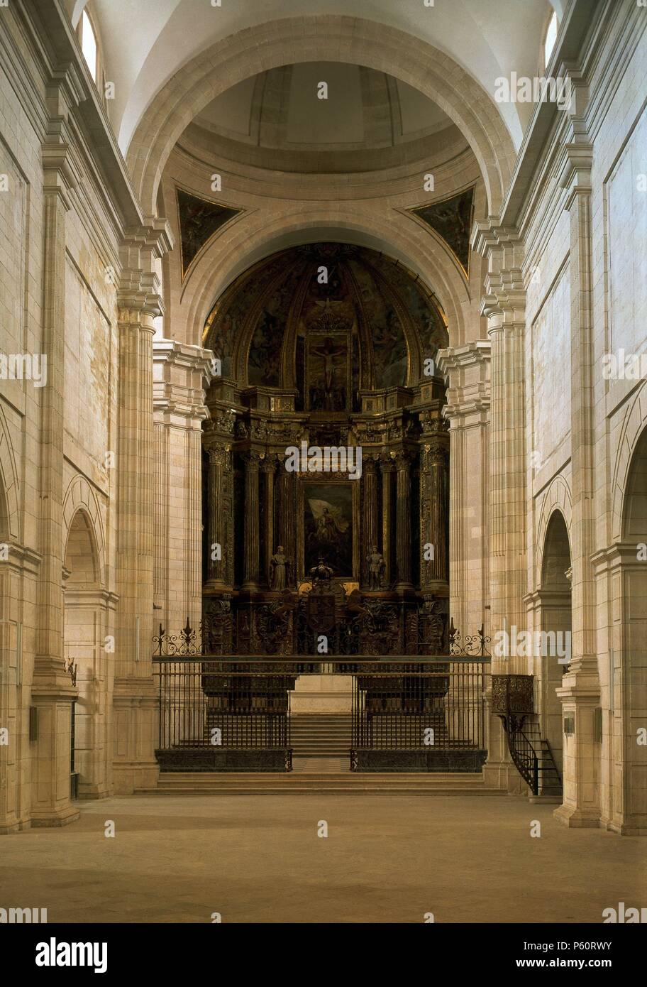 INTERIOR DE LA IGLESIA HACIA LA CABECERA. Location: MONASTERIO DE ...