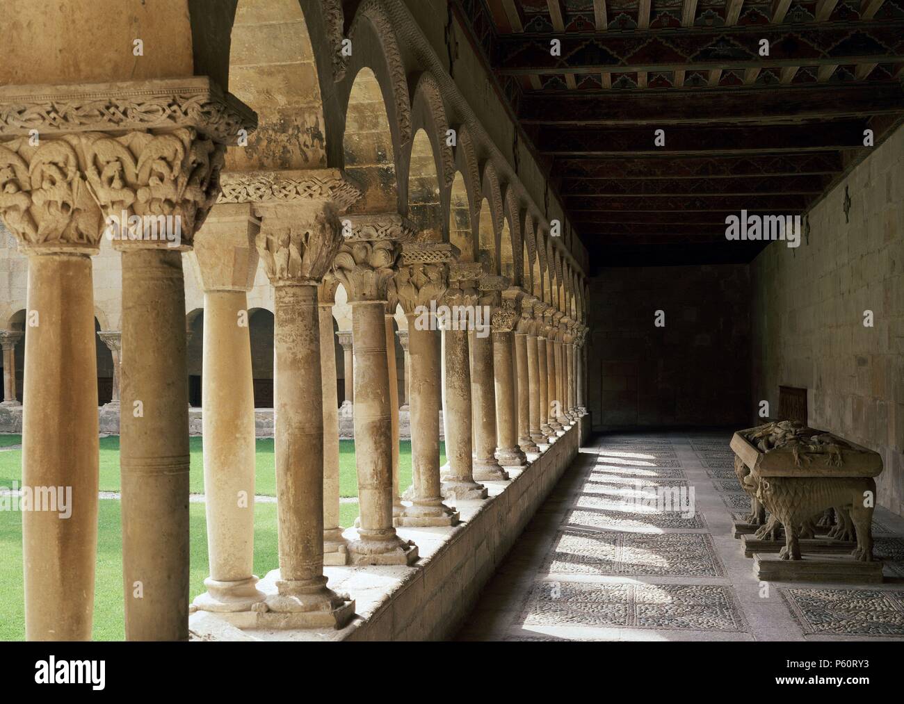 CLAUSTRO ROMANICO - GALERIA NORTE- SEGUNDA MITAD DEL SIGLO XI - PRIMER ...