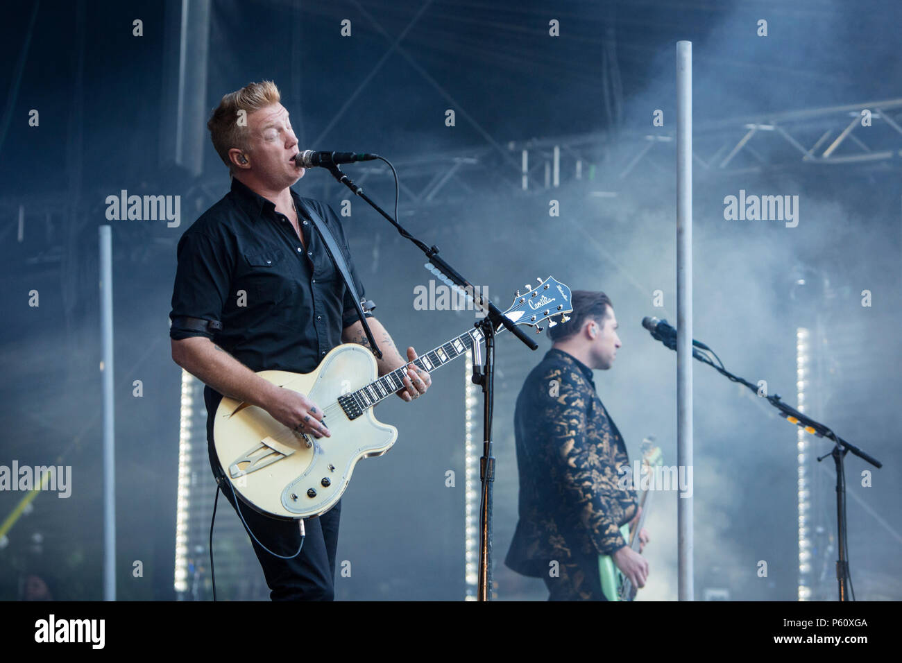 Josh homme lead singer queens hi-res stock photography and images - Alamy
