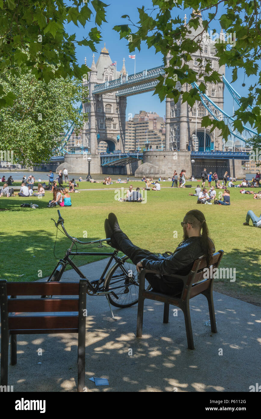 Lond, UK, 27 June 2018. The heatwave continues in central London with ...