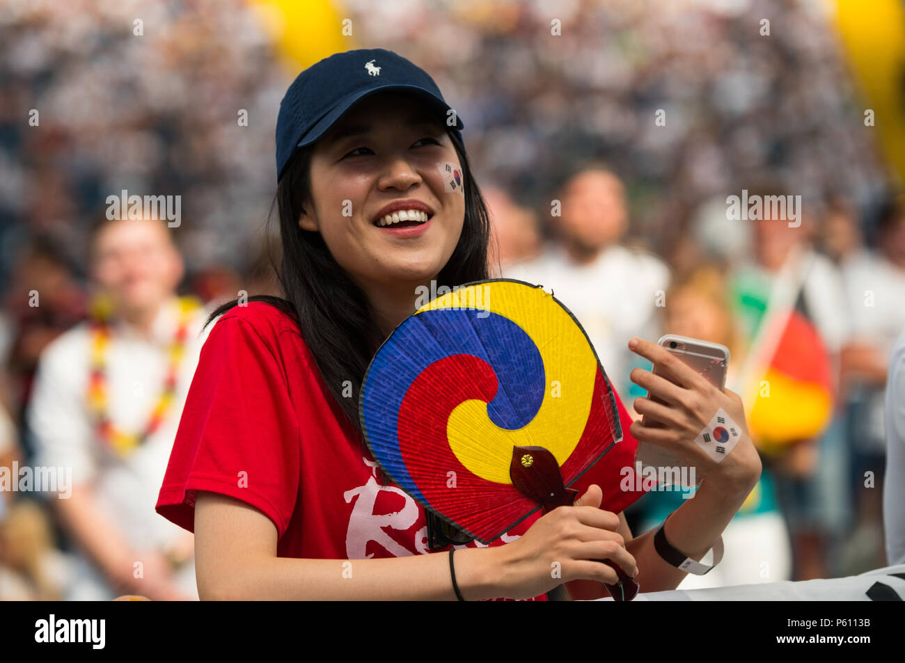 Female south korean fan hi-res stock photography and images - Alamy