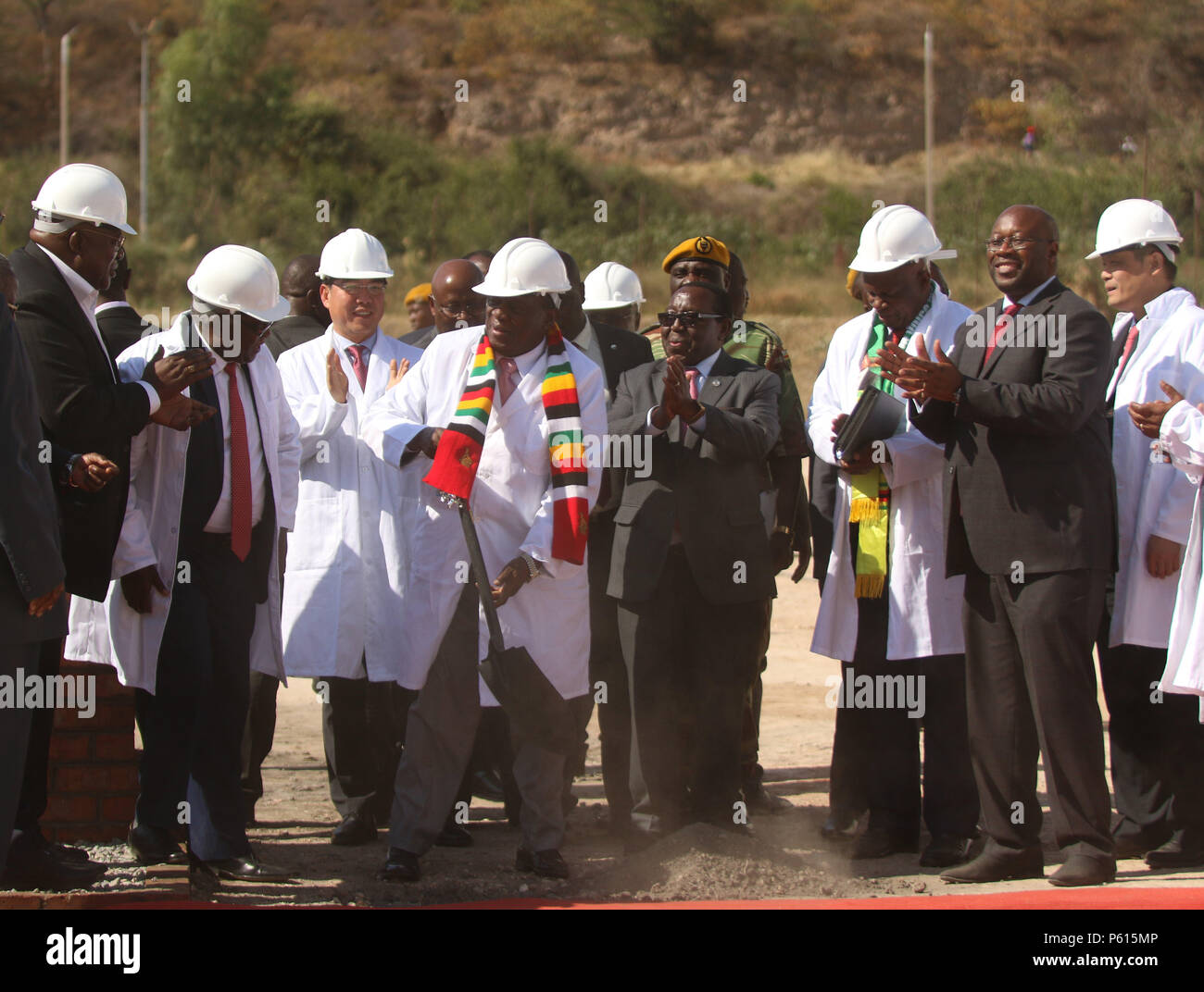 (180628) -- HWANGE, June 28, 2018 (Xinhua) -- Zimbabwean President ...