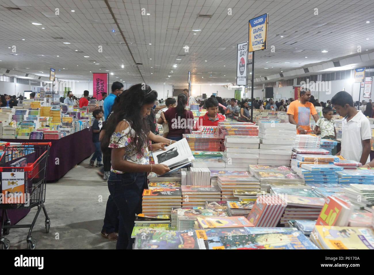 Colombo, Sri Lanka. 27th June, 2018. People read books at the Big Bad ...