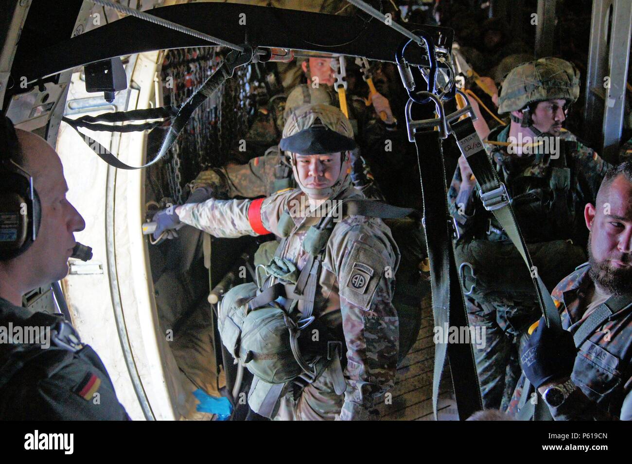 Us army airborne paratroopers jump hi-res stock photography and images ...