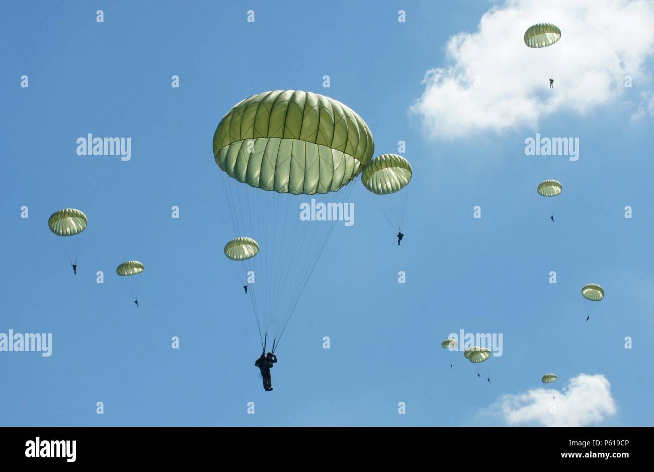 Parachute jumpers t10 hi-res stock photography and images - Alamy