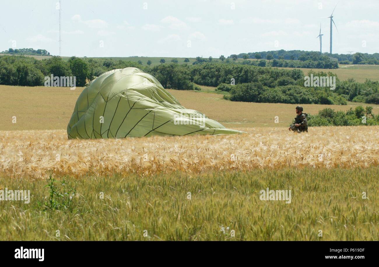 Parachute t10 hi-res stock photography and images - Alamy