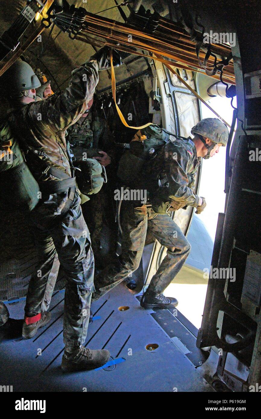 German paratroopers uniform hi-res stock photography and images - Alamy