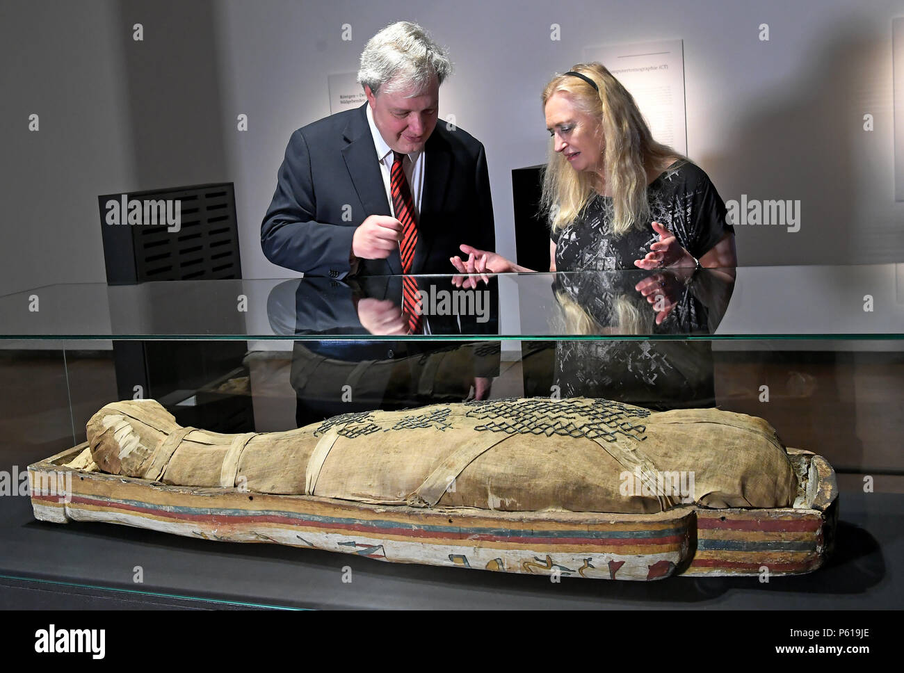 28 June 2018, Germany, Hildesheim: The embalmed mummy Ta-cheru is ...