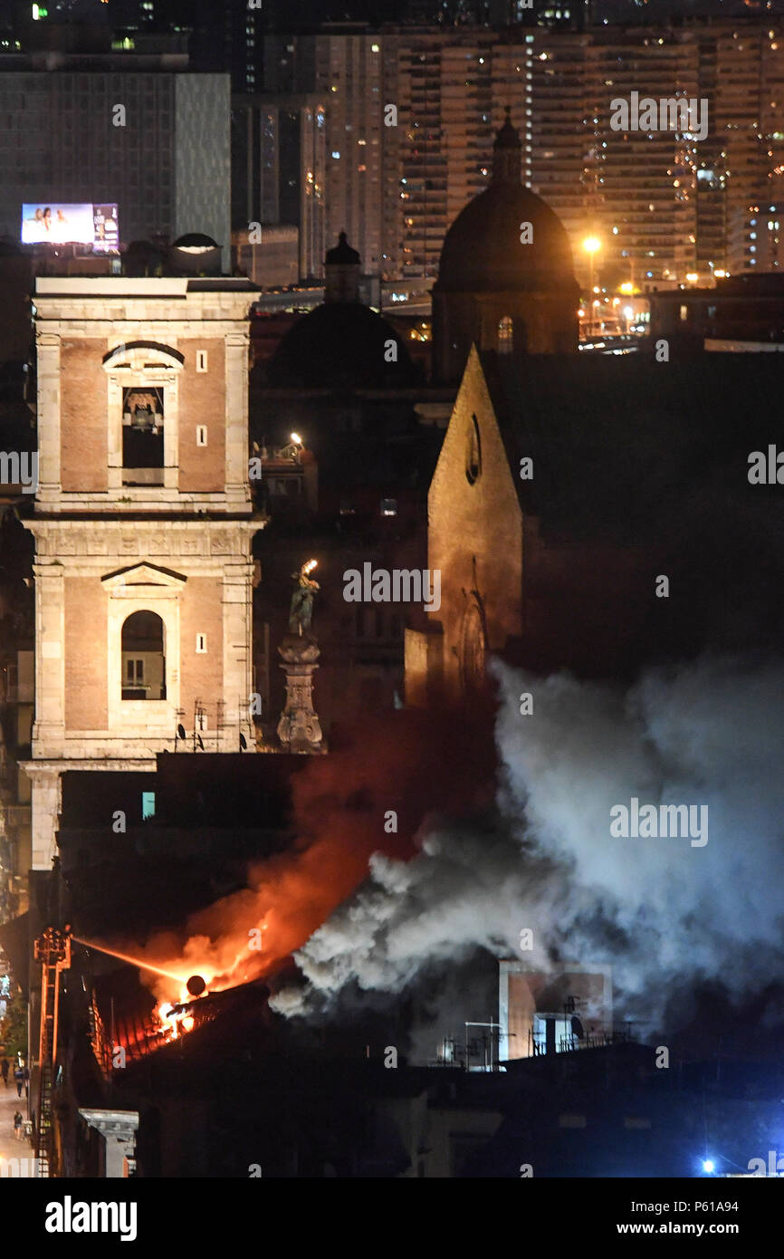 Fuoco del palazzo hi-res stock photography and images - Alamy