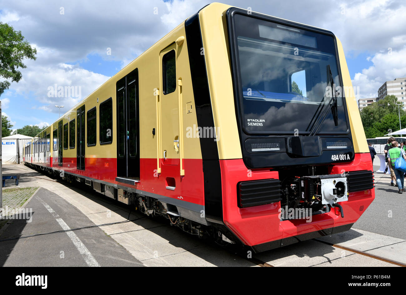 Berlin, Germany. 27th June, 2018. The first finished half train of the ...