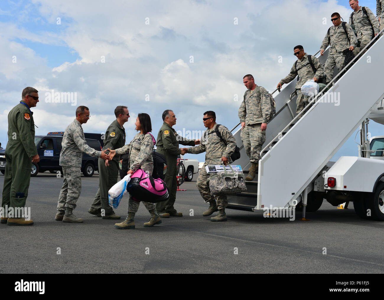 Leaders from the Hawaii Air National Guard’s 154th Wing and the Active ...