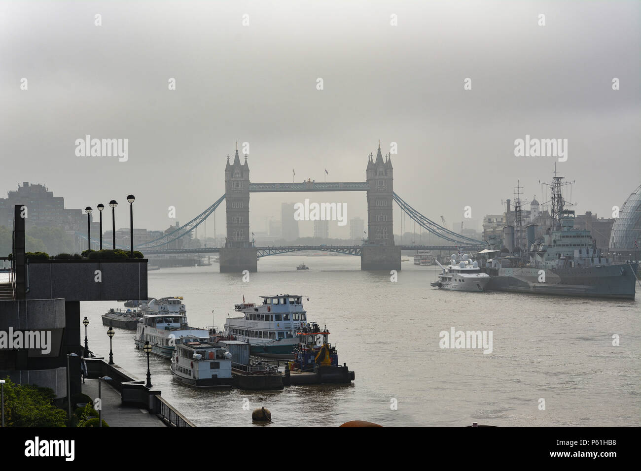 Tower Bridge spanning the River Thames, City of London, London, United ...