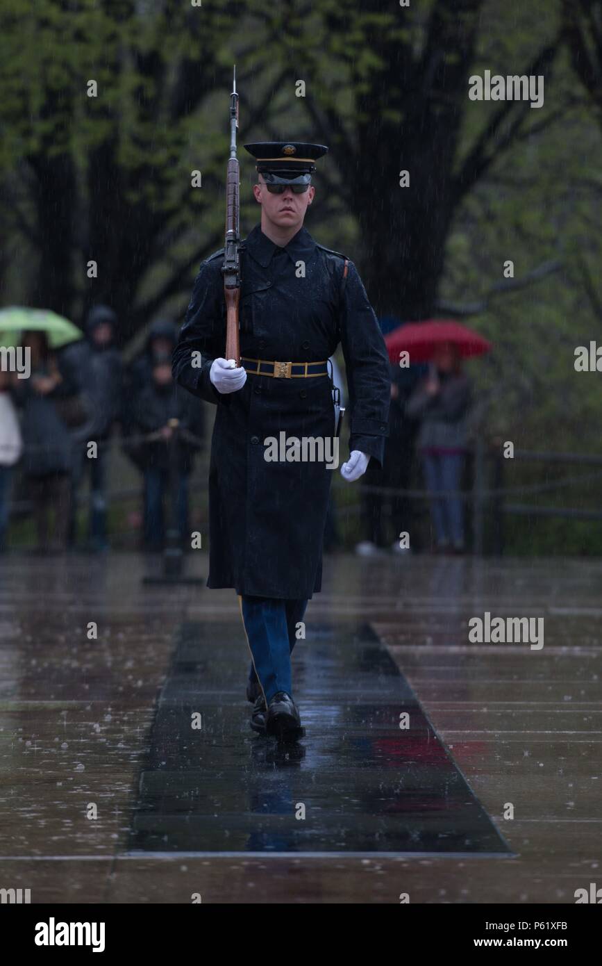 Tomb Sentinels from the 4th Battalion, 3d U.S. Infantry Regiment (The ...
