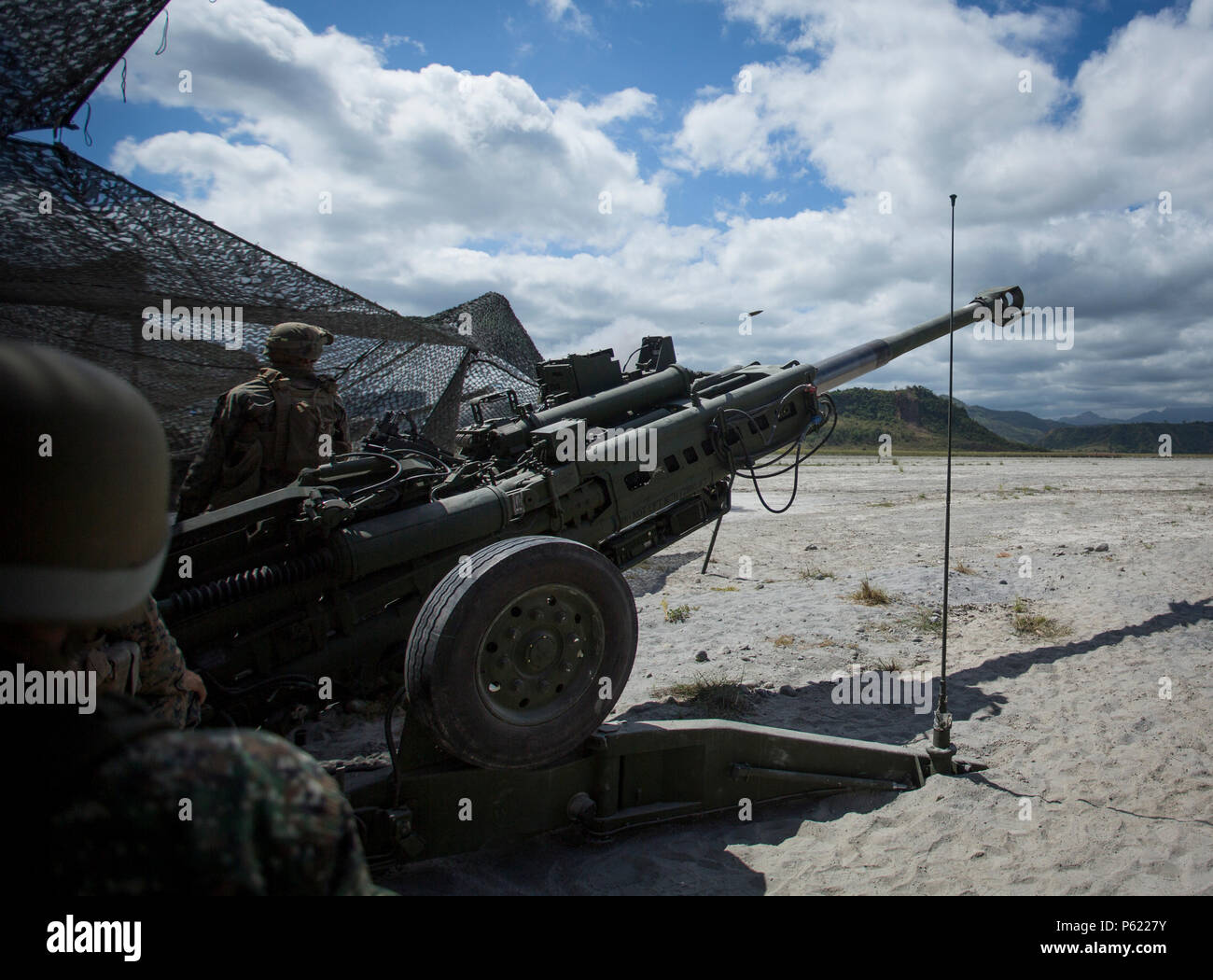 U.S. and Philippine Marines fire M777 Howitzers at Crow Valley ...