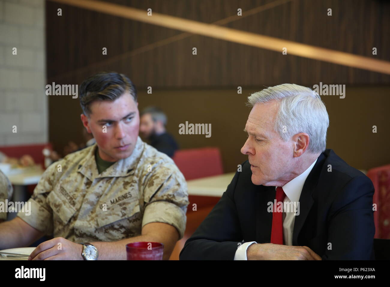 Gender roles in the military hi-res stock photography and images - Alamy