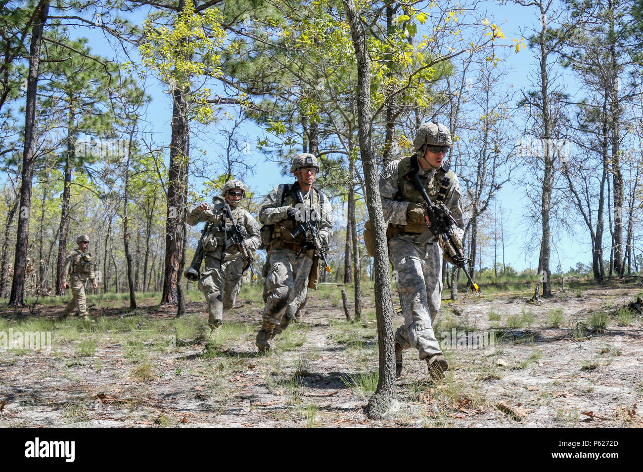 U.S. Army Paratroopers of the 2nd Battalion, 325th Airborne Infantry ...