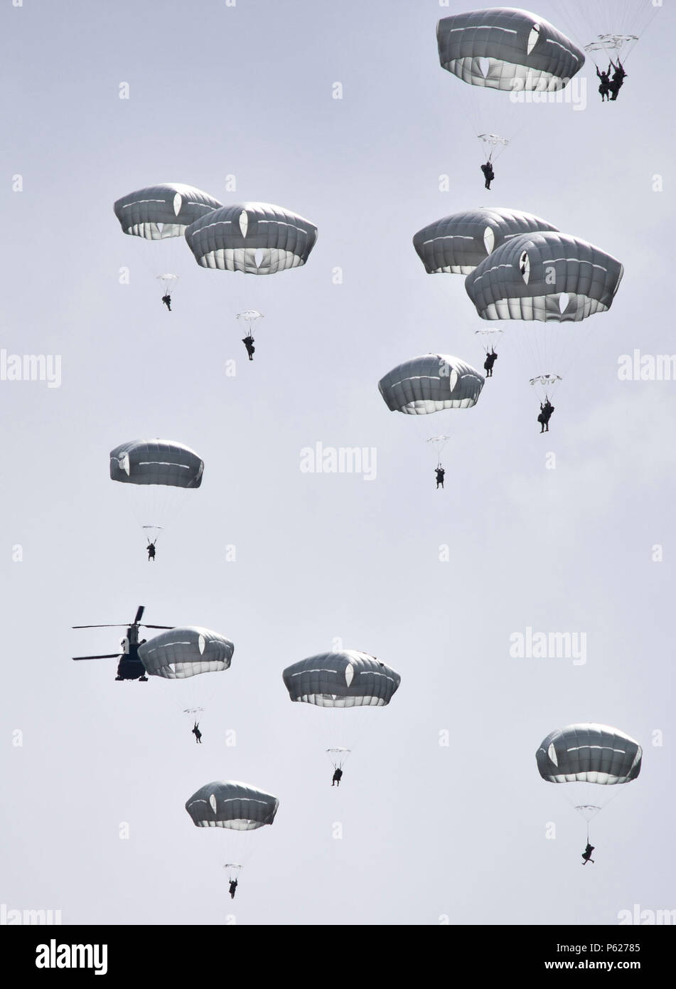 Paratroopers with 4th Infantry Brigade Combat Team (Airborne), 25th ...