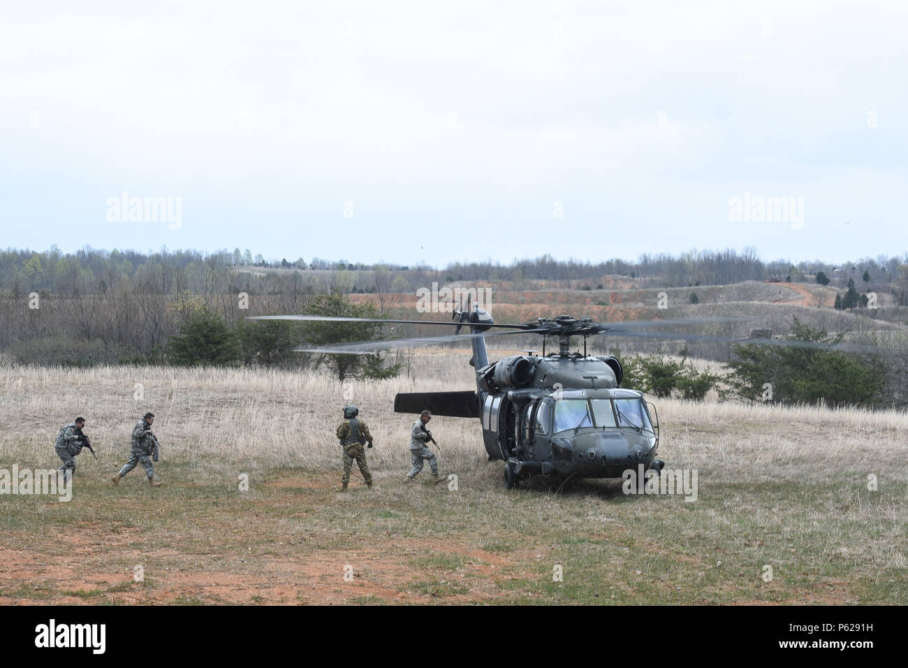 Aircrews from the U.S. Army Reserve's 8-229th AHB conduct Air Assault ...