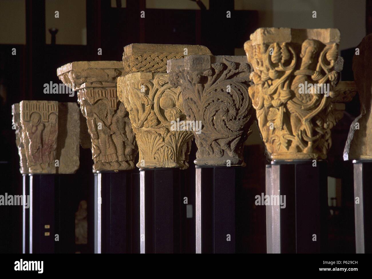 MONASTERIO DE SANTA MARIA LA REAL: CONJUNTO DE CAPITELES CON DECORACION ...