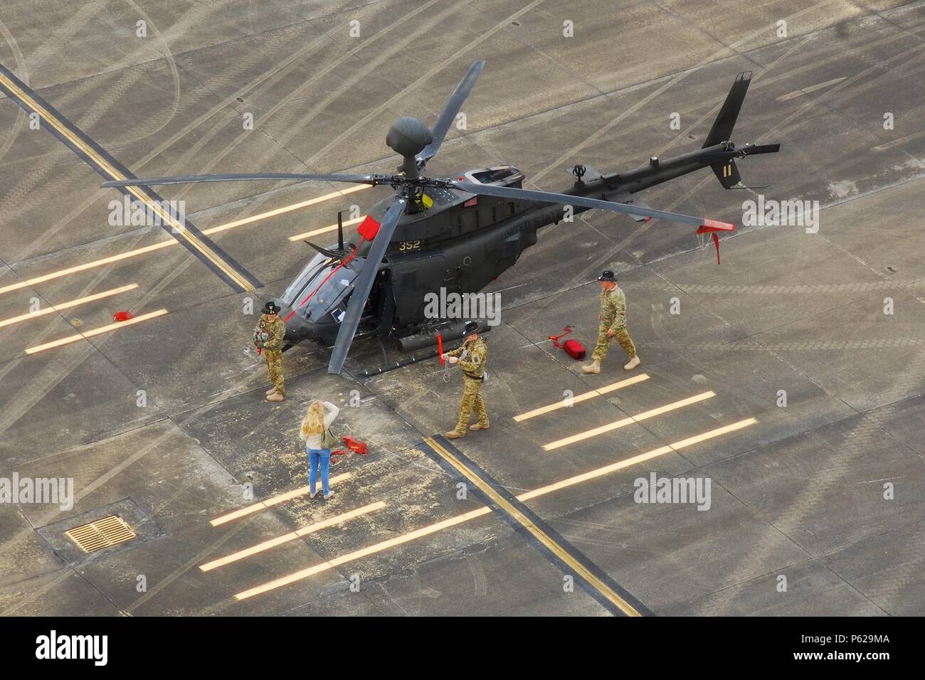 Soldiers of the 82nd Combat Aviation Brigade secure the main rotor of ...