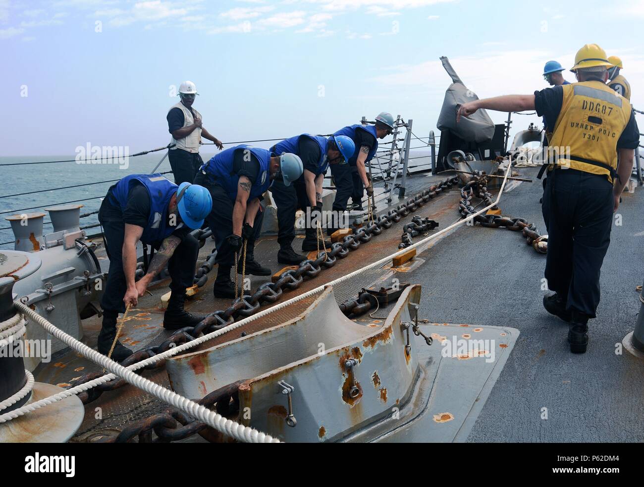 Deck riggers hi-res stock photography and images - Alamy