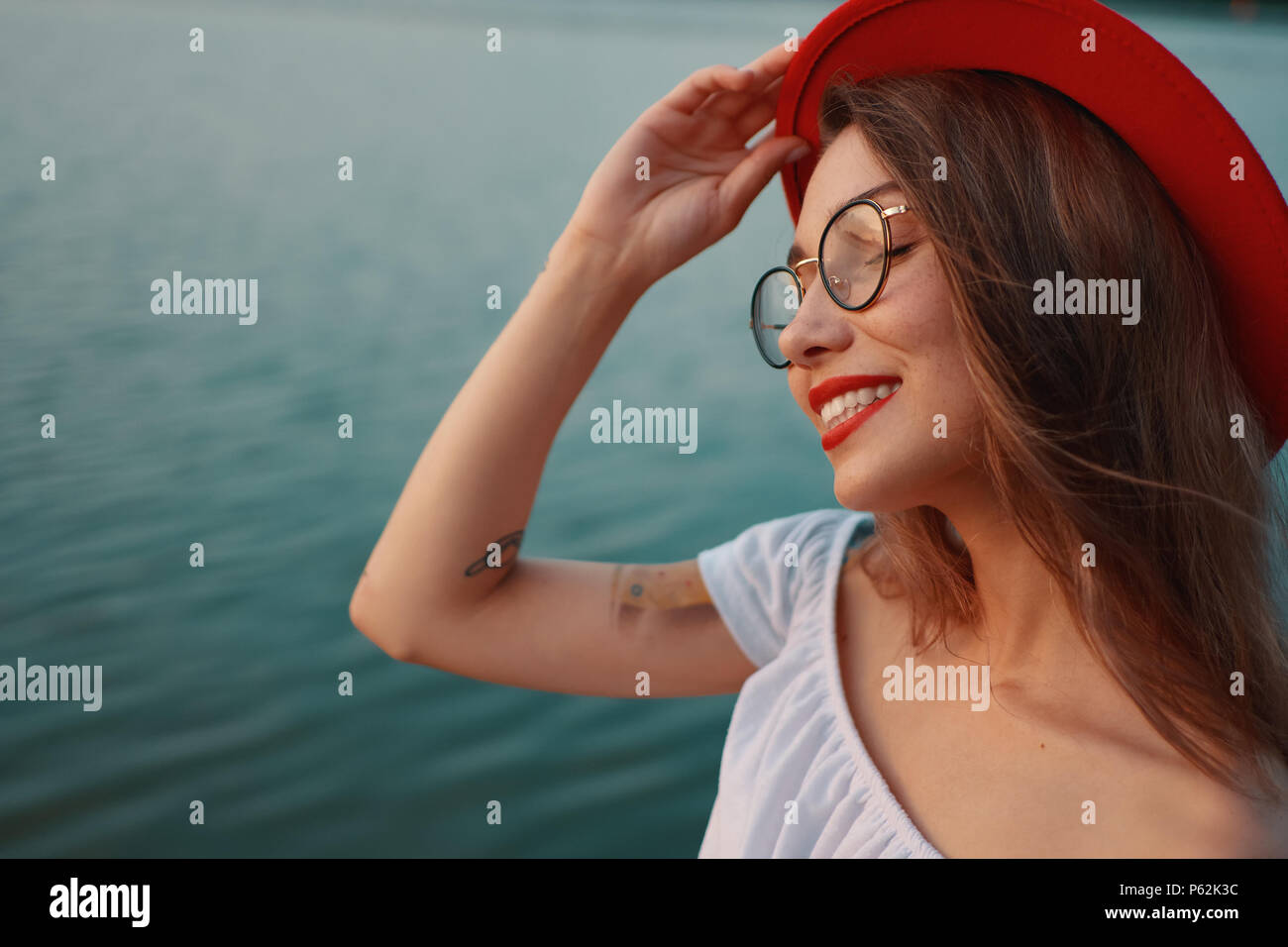 Closed mouth smile hi-res stock photography and images - Alamy